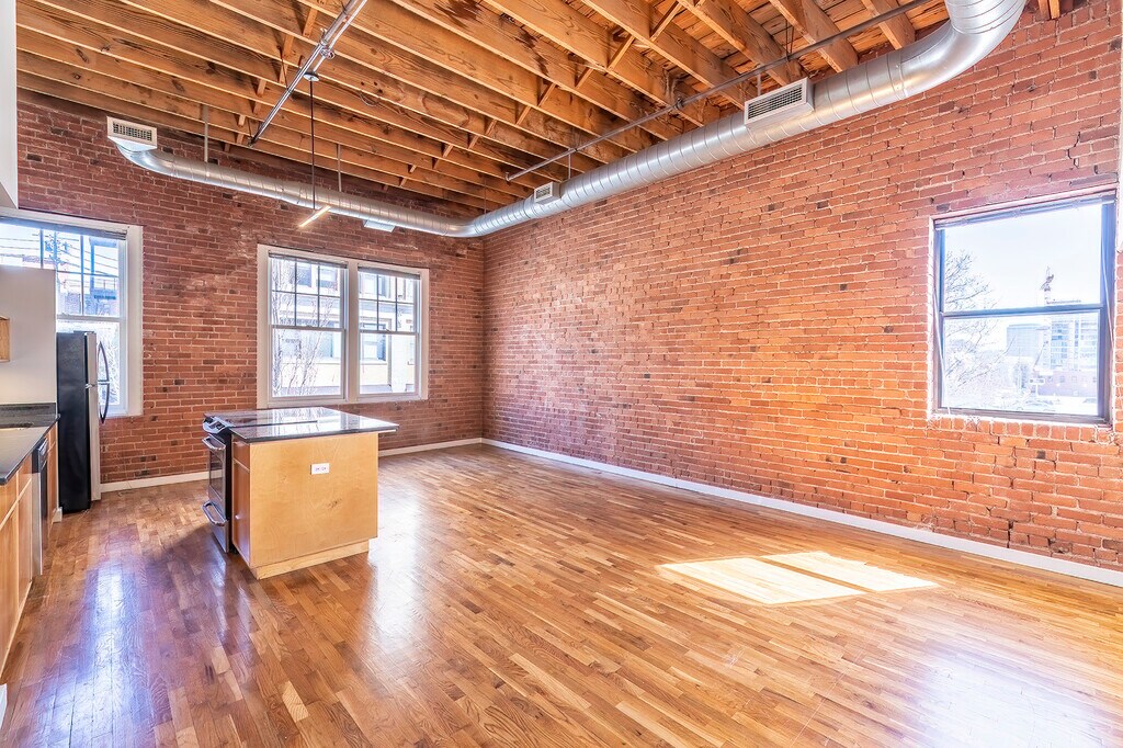 KC Loft Central Apartments in Kansas City, MO | ApartmentHomeLiving.com