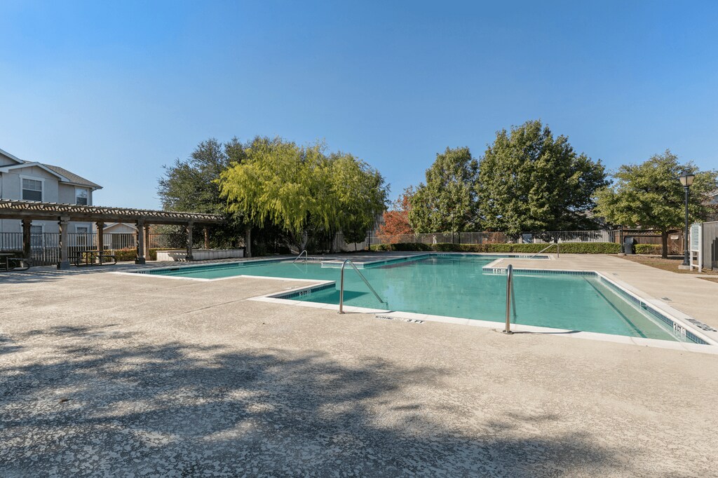 Landings at Bluff Ridge Apartments in Dallas, TX | ApartmentHomeLiving.com