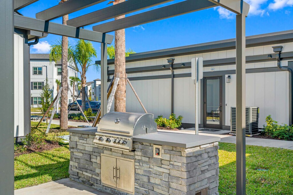Pointe Grand Brick City Apartments in Ocala, FL | ApartmentHomeLiving.com