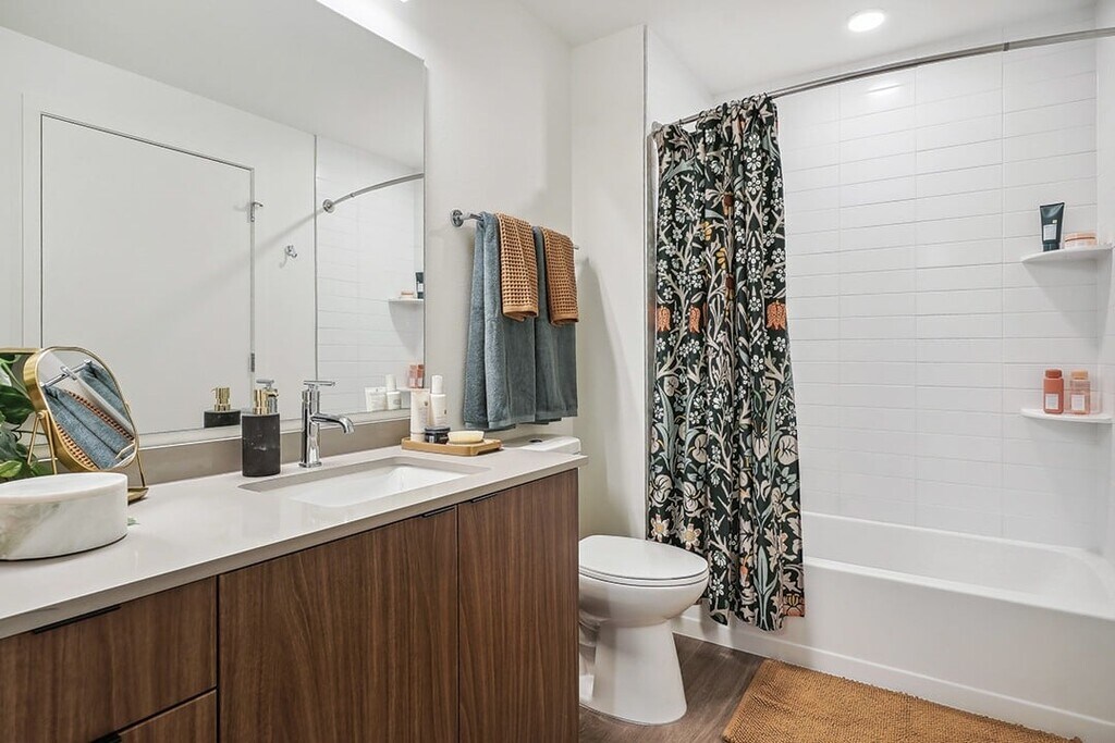 The Deveraux Apartments in Denver, CO | ApartmentHomeLiving.com