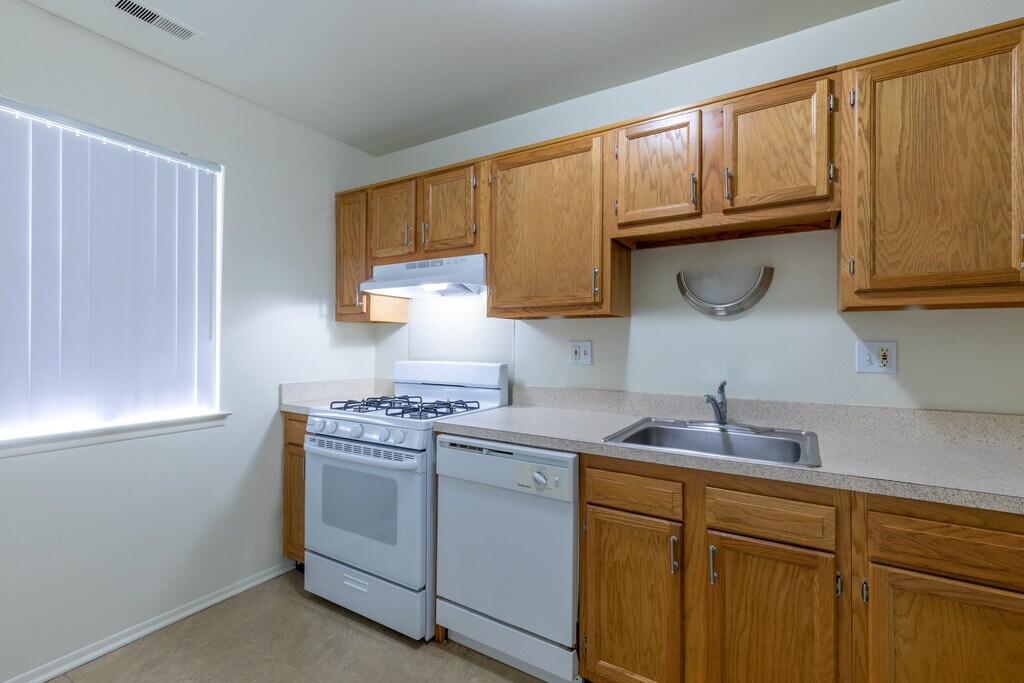 Stoneybrooke Apartments in Canton, MI | ApartmentHomeLiving.com