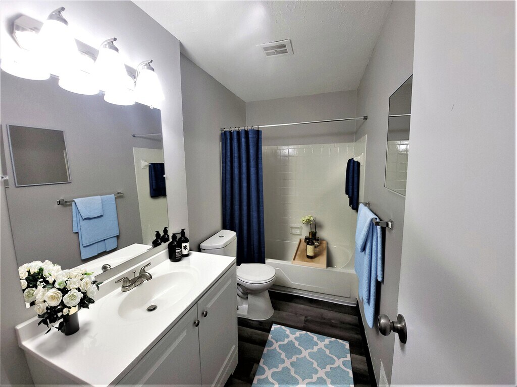 Berkley Commons Apartments in Indianapolis, IN | ApartmentHomeLiving.com