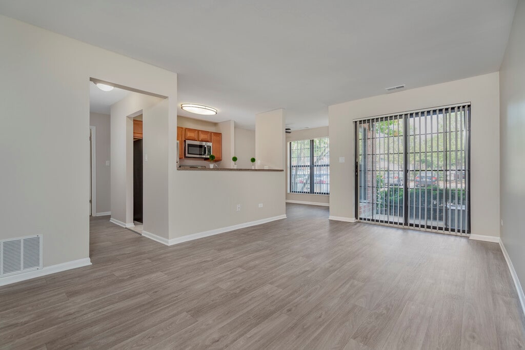 Clover Ridge East Apartments | Palatine, IL Apartments