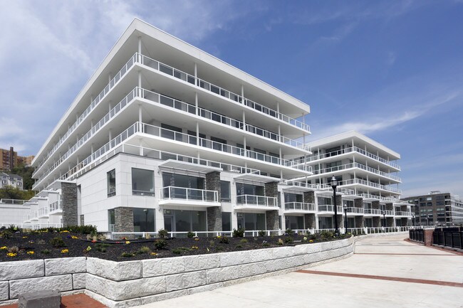 Glass House Apartments | Edgewater, NJ Apartments For Rent