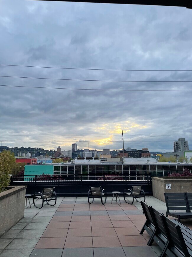 1025 SE 11th Ave | Rentals in Portland, OR