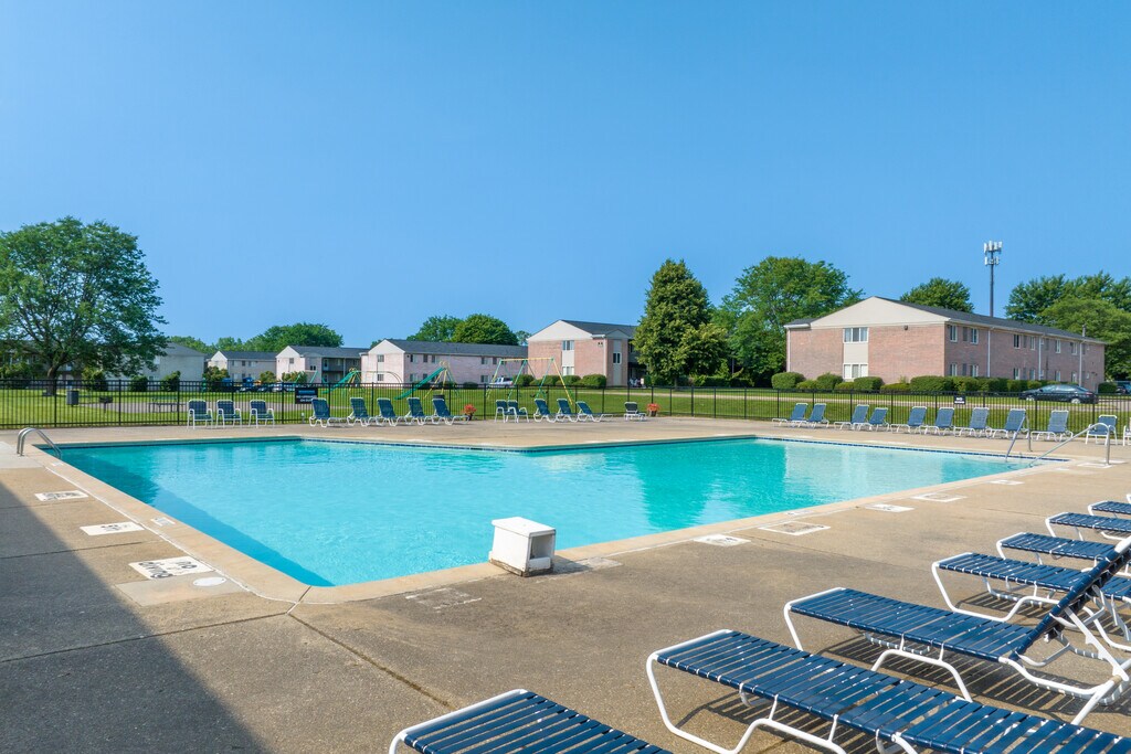 Stoneybrooke Apartments in Canton, MI | ApartmentHomeLiving.com