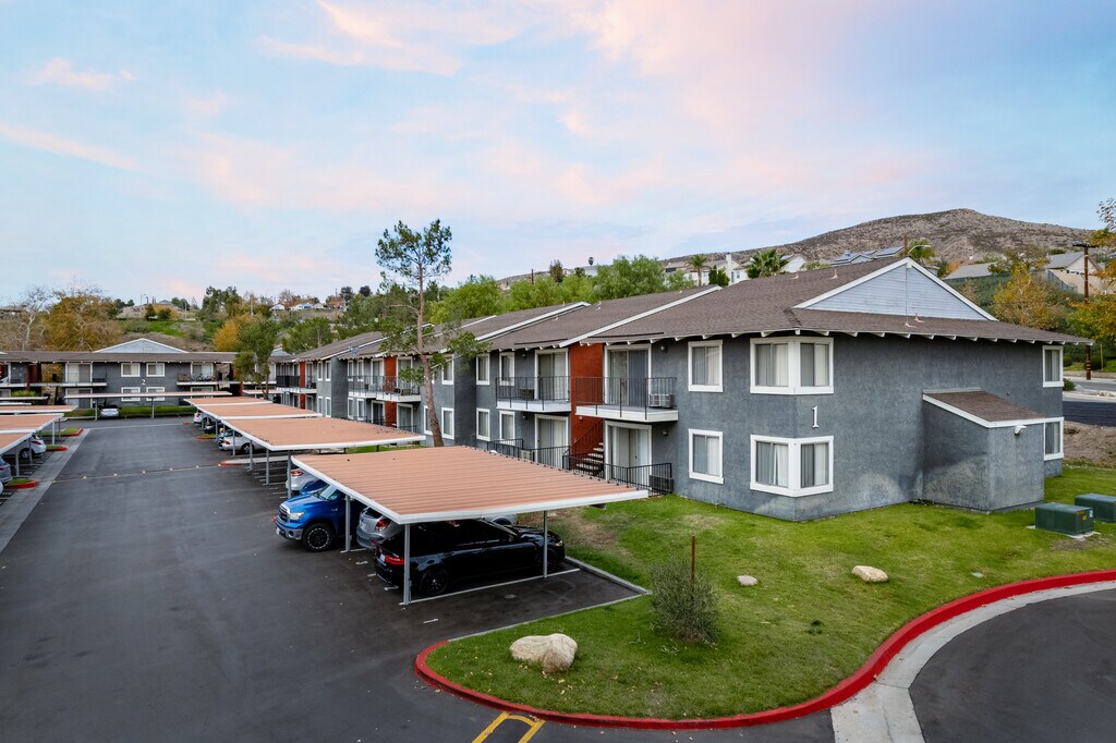 Monterra Ridge Apartments | Canyon Country, CA Apartments