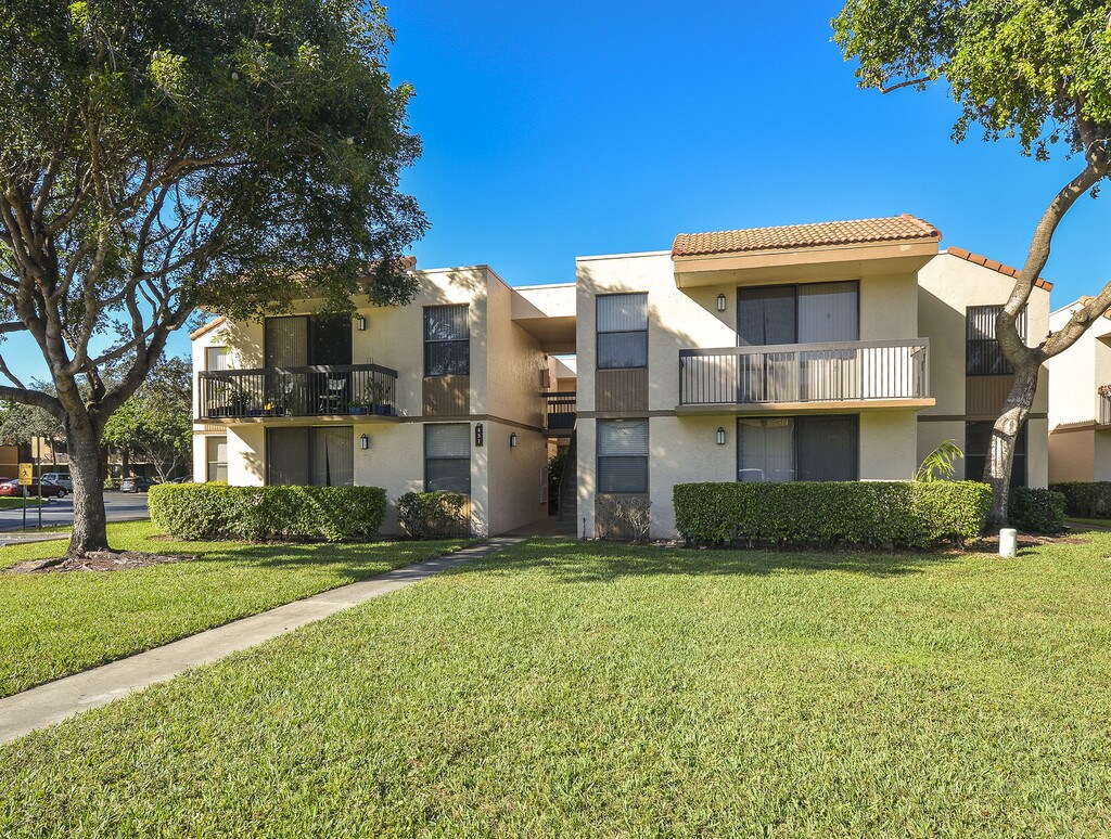 Jacaranda Village Apartments in Plantation, FL | ApartmentHomeLiving.com