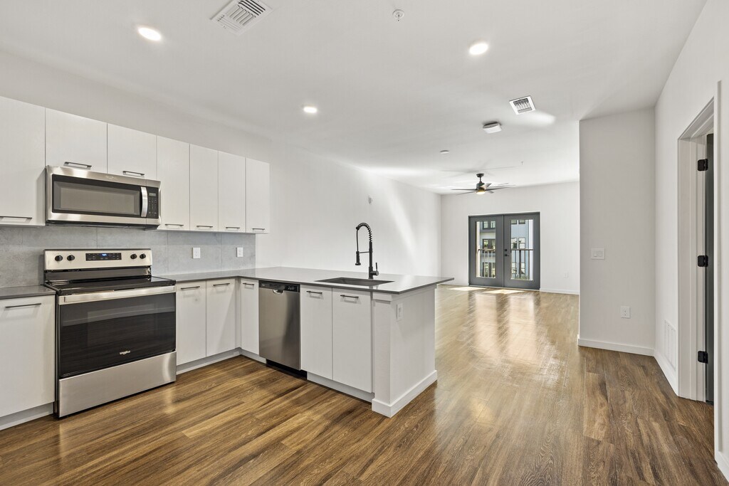 Azalea Luxury Apartments in Tampa, FL | ApartmentHomeLiving.com