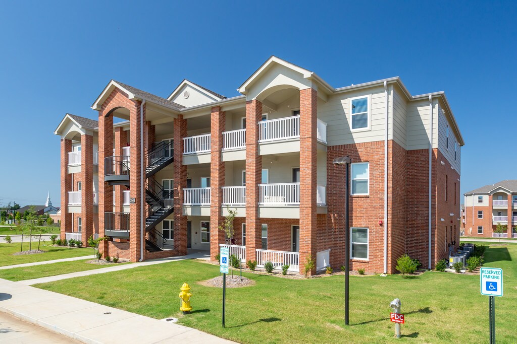 Walton Crossing Apartments in Bentonville, AR | ApartmentHomeLiving.com