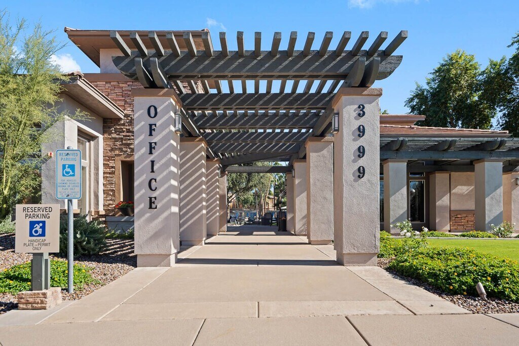 Cornerstone Ranch Apartments in Chandler, AZ | ApartmentHomeLiving.com