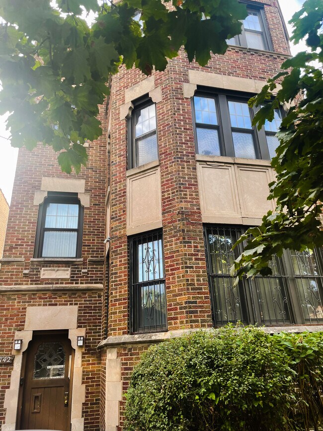 8742 S Harper Ave | Rentals in Chicago, IL