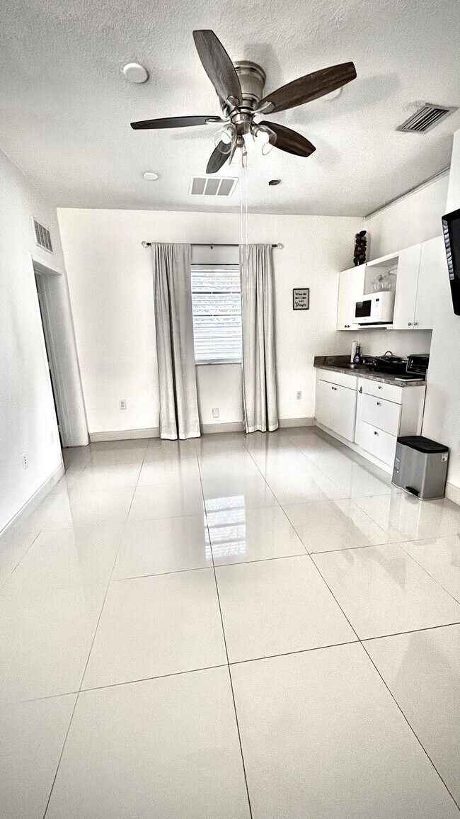 9221 SW 72nd St | Rentals in Miami, FL