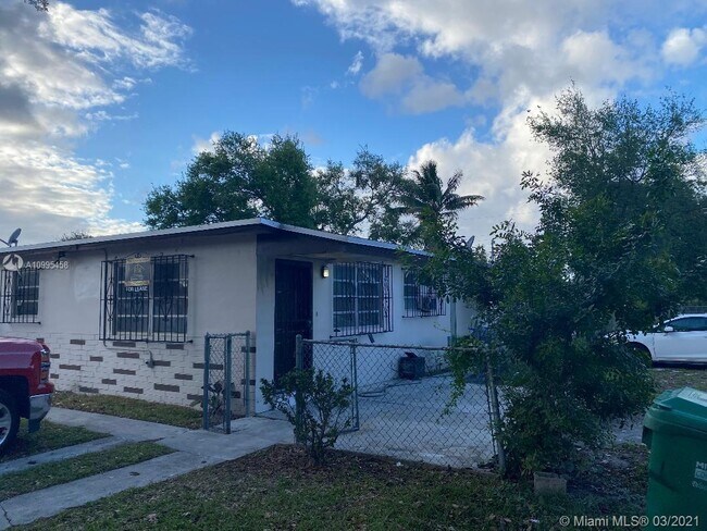 2833 NW 101st St | Rentals in Miami, FL