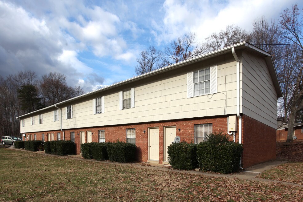 Foxworth Apartments | Greensboro, NC Apartments For Rent