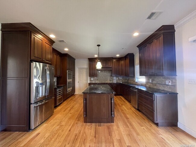 30 Preston Ln | Rentals in Syosset, NY