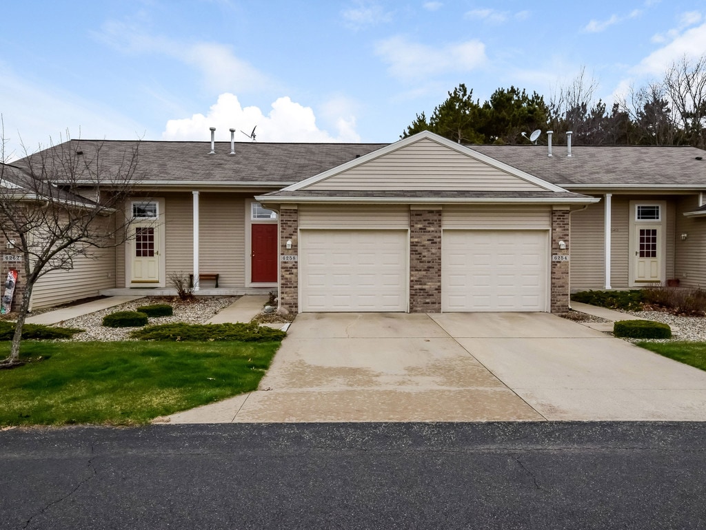 Pinefield Condominiums Apartments in Portage, MI | ApartmentHomeLiving.com