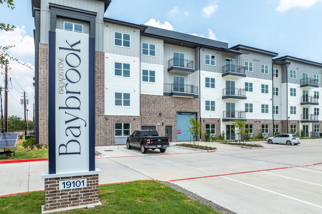 Broadstone Baybrook Apartments in Webster, TX | ApartmentHomeLiving.com