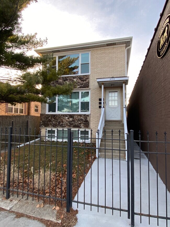 6754 N Harlem Ave | Rentals in Chicago, IL